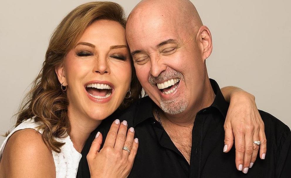 Se dan el 'sí, acepto' en el altar Laura Flores y Matthew Flannery ...